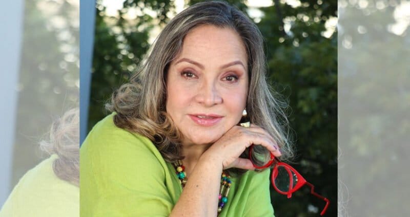 Elba Escobar y su Stand Up Comedy basado en su libro